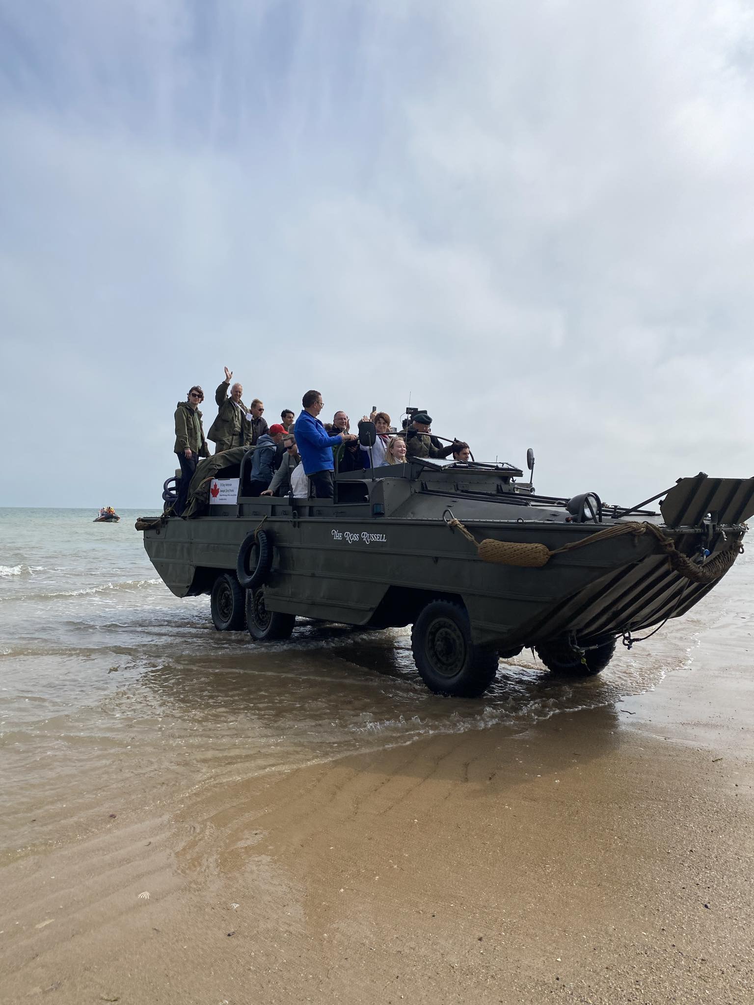 Le vétéran canadien Jim Parks débarque sur Juno Beach à bord d’un DUKW ...